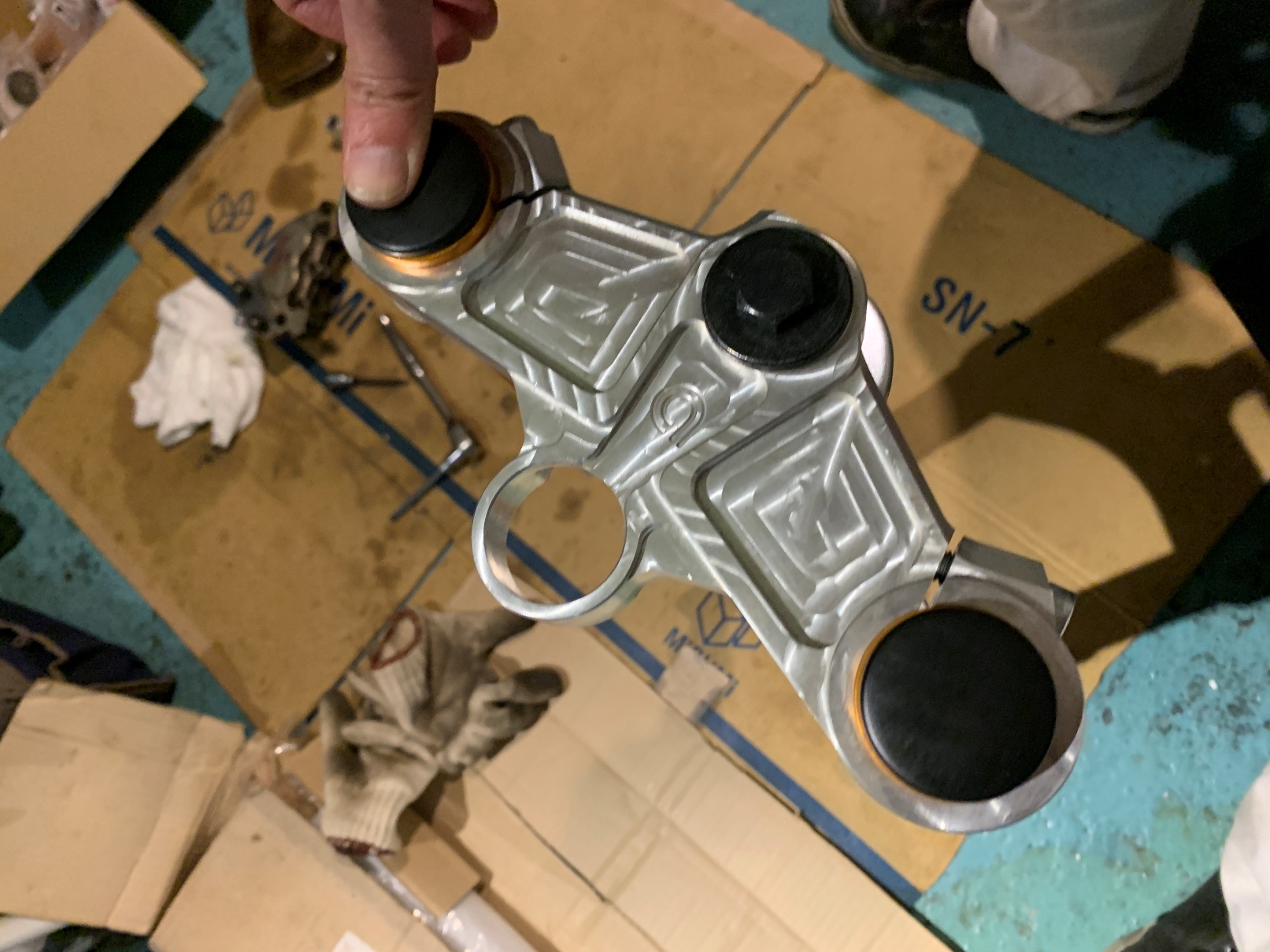 GAGをビモータSB6レプリカに_足回りの製作1_フロントキャリパーサポート | 荒木ファンキーマシン技報